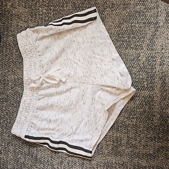 Bobbie Brooks | Shorts | Hi Summer Bobbie Brooks Side Striped Shorts ...